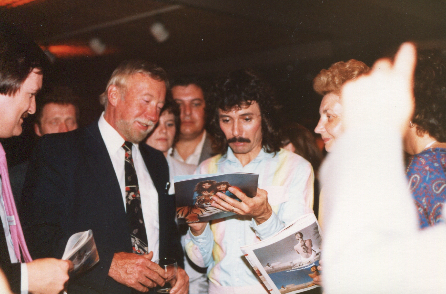 Doug Henning signing autographs 1985 Toronto – THE DOUG HENNING PROJECT